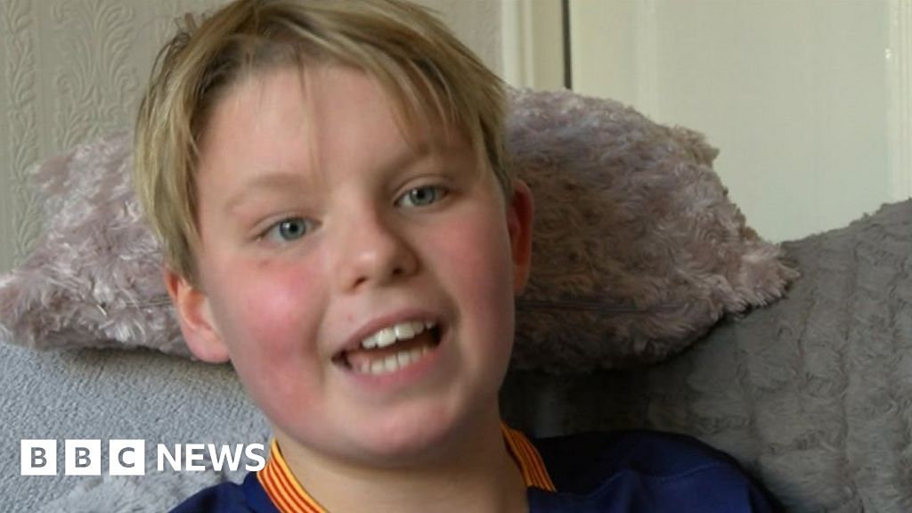 Charity helps autistic 12-year-old reduce life fears - BBC News