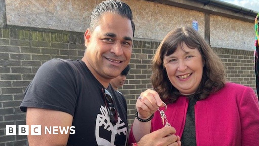 Keys for Oxfordshire's first Hindu temple handed over - BBC News