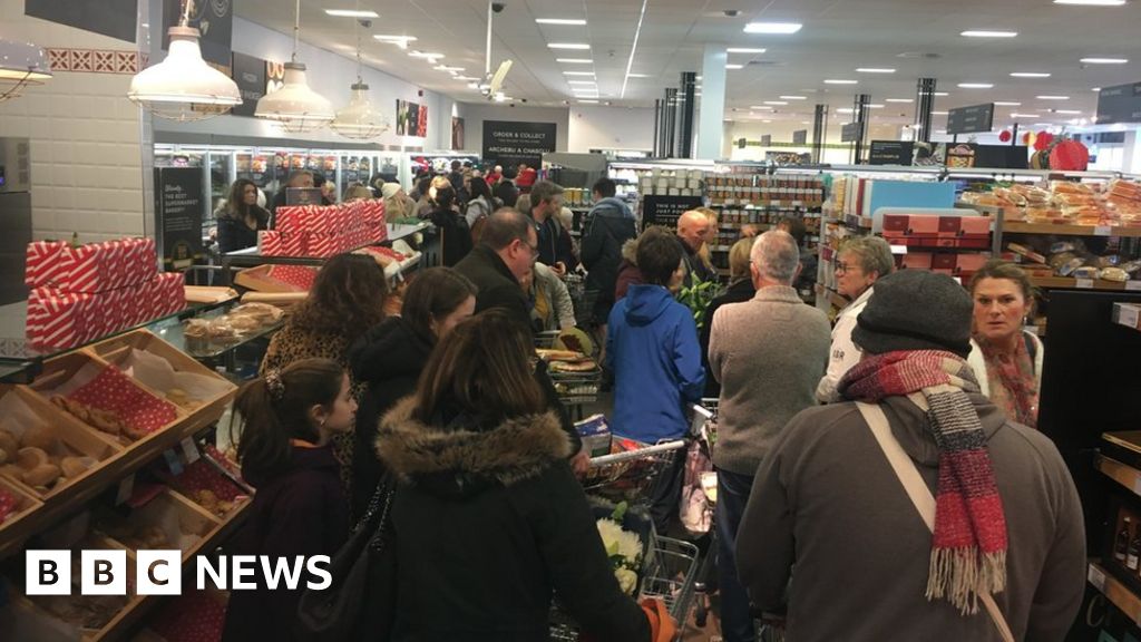 Christmas: Supermarket shoppers in Wales face long queues - BBC News