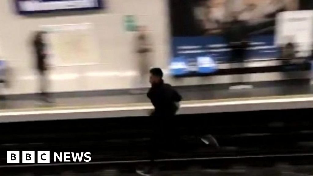 Paris metro: Man flees on track - BBC News