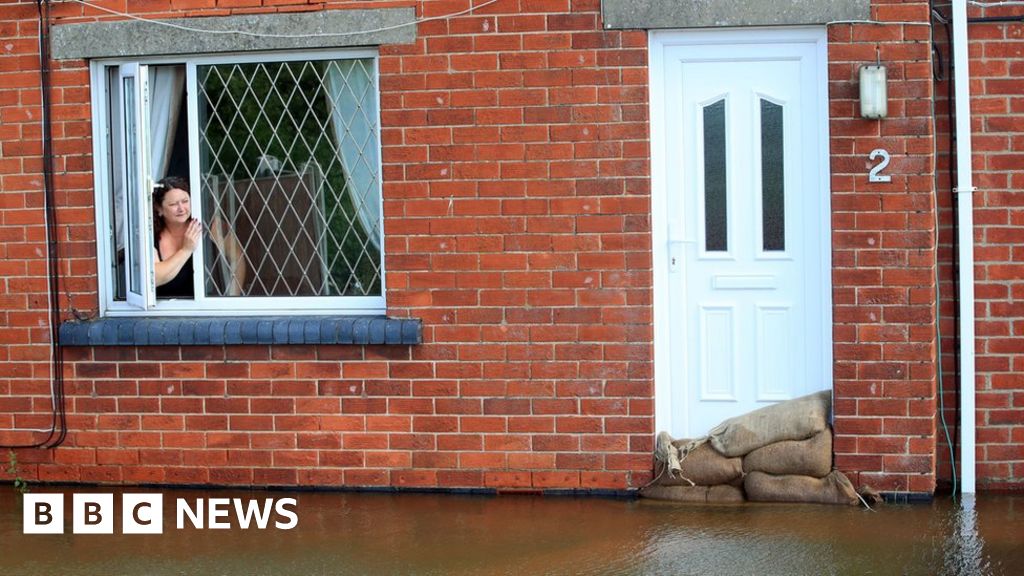 Wainfleet flooding: Homes remain evacuated until Friday - BBC News