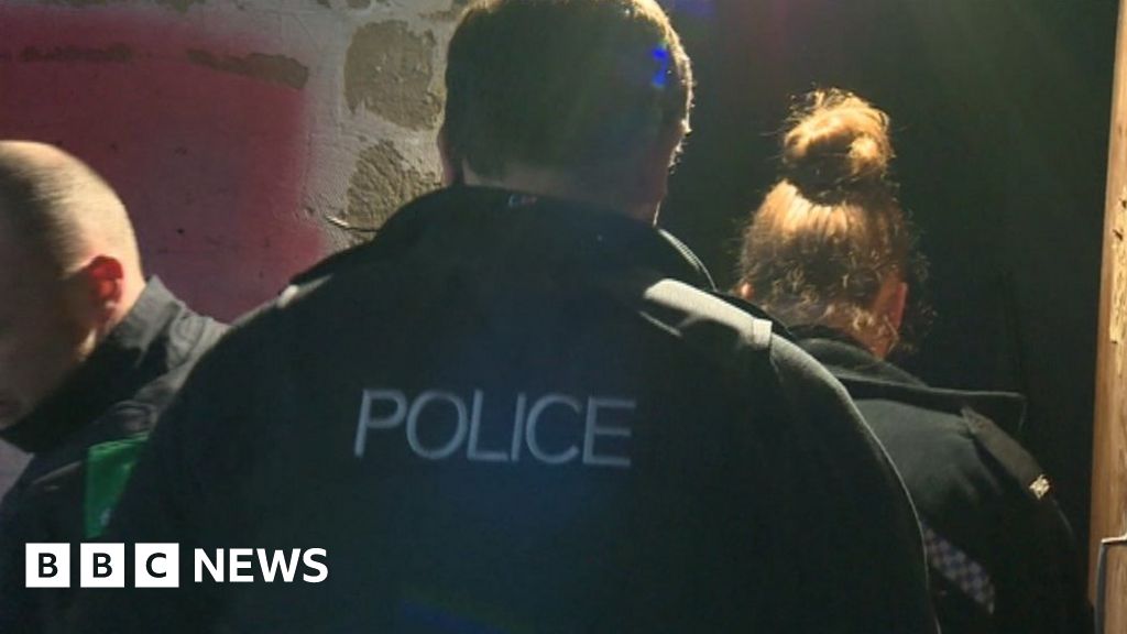 Seven arrested over cash machine thefts - BBC News