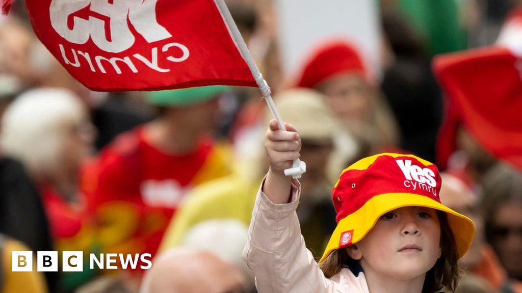 Welsh independence: Thousands march through Cardiff