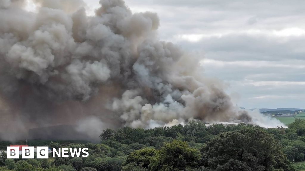 Londonderry: Fire crews dealing with large blaze at Foyle Port - BBC News
