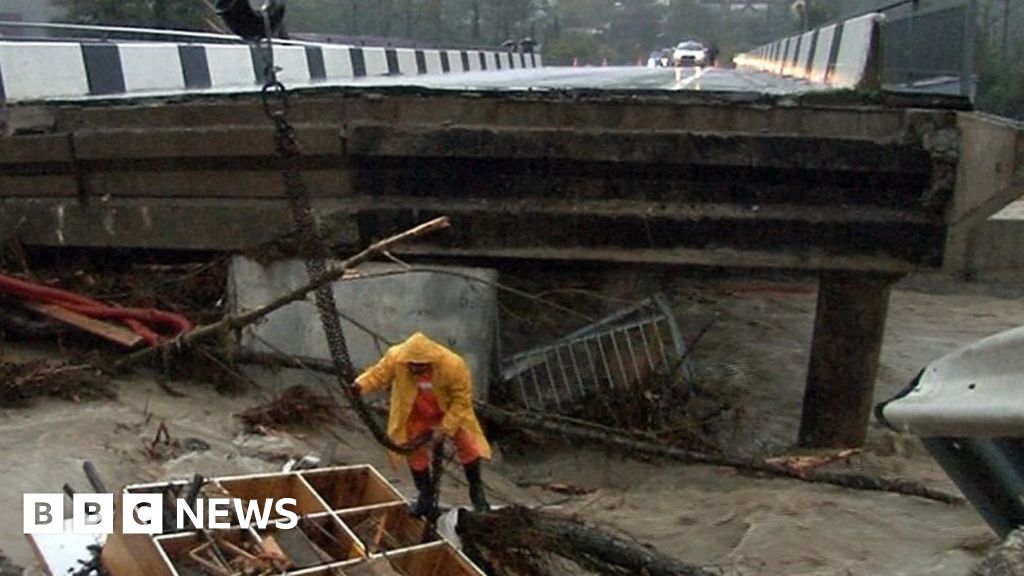 Deadly floods sweep through southern Russia - BBC News