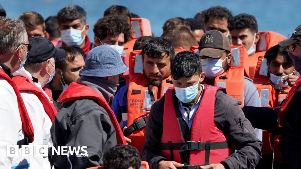Migrants: More than 400 people cross the Channel in a day