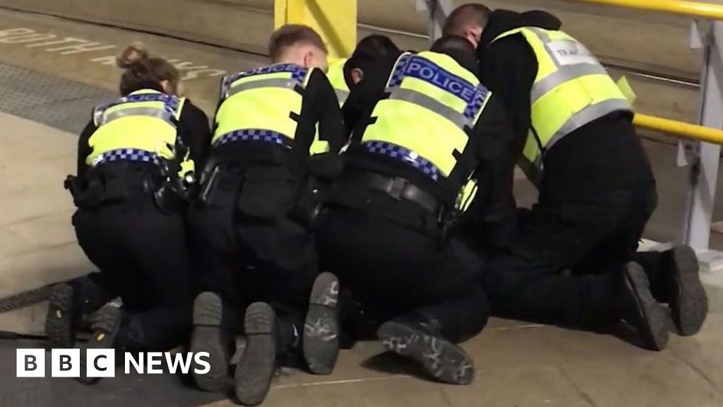 Manchester stabbings: Police sergeant's 'instinct took over' - BBC News