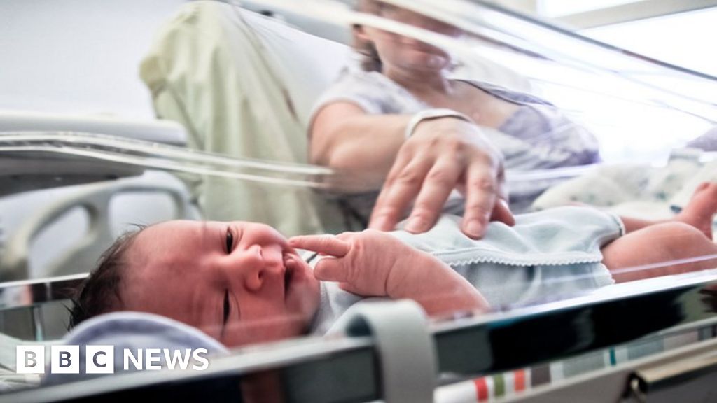 Hundreds of babies born drug-dependent - BBC News
