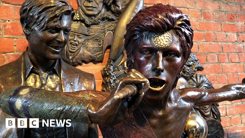 David Bowie statue unveiled in Aylesbury - BBC News