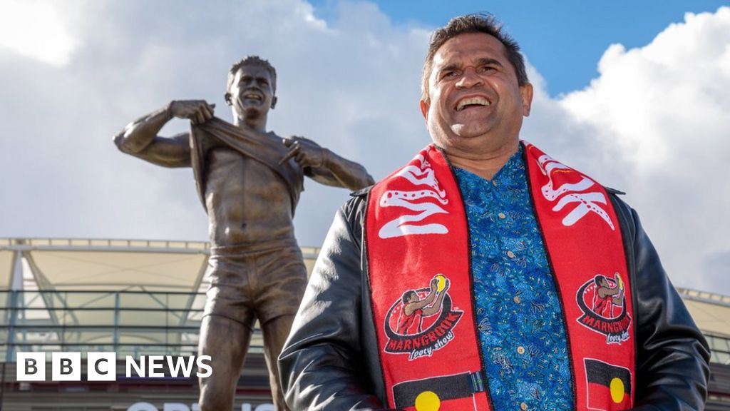 Nicky Winmar: Statue of footballer's stand against racism unveiled in ...