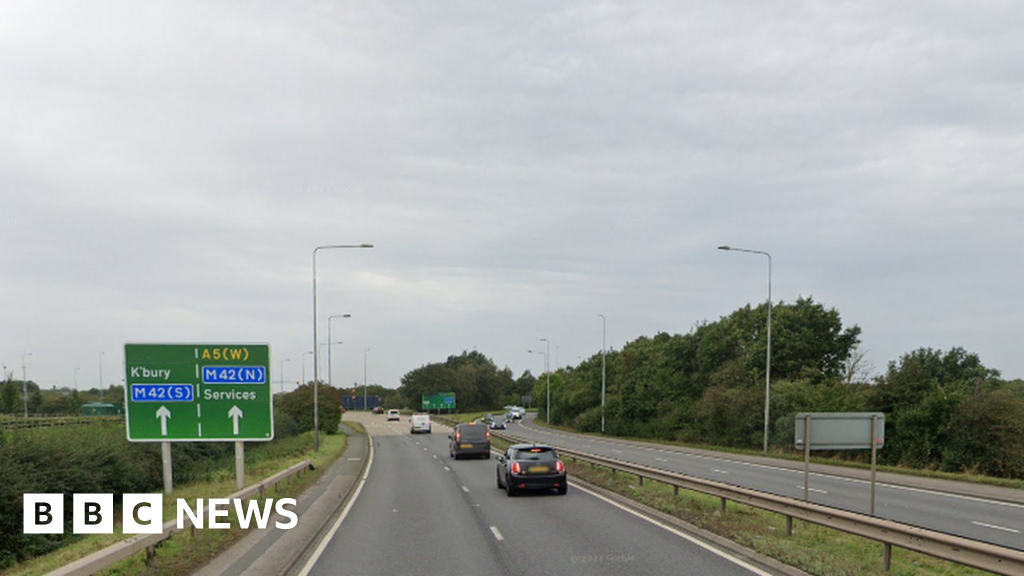 'Major delays' on stretch of A5 outside Tamworth after collision - BBC News