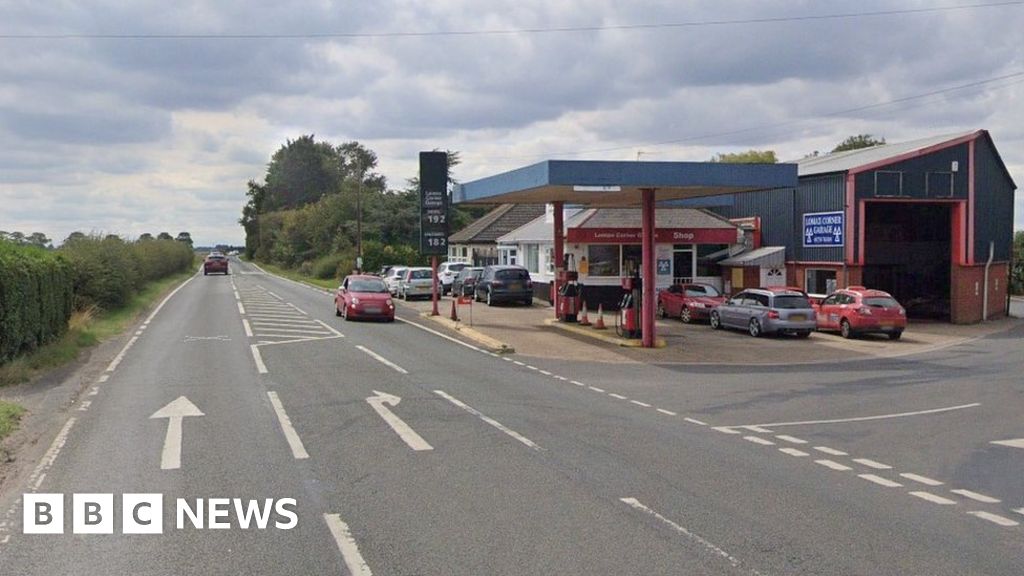 Croft: Woman dies after three-vehicle crash in East Lindsey - BBC News