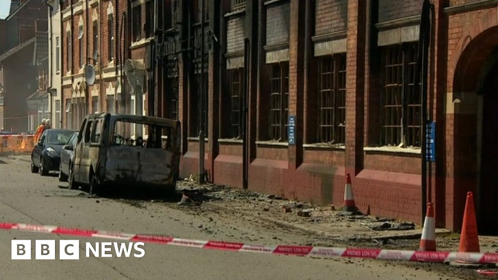 Kettering fire: Nearby residents still unable to go home - BBC News