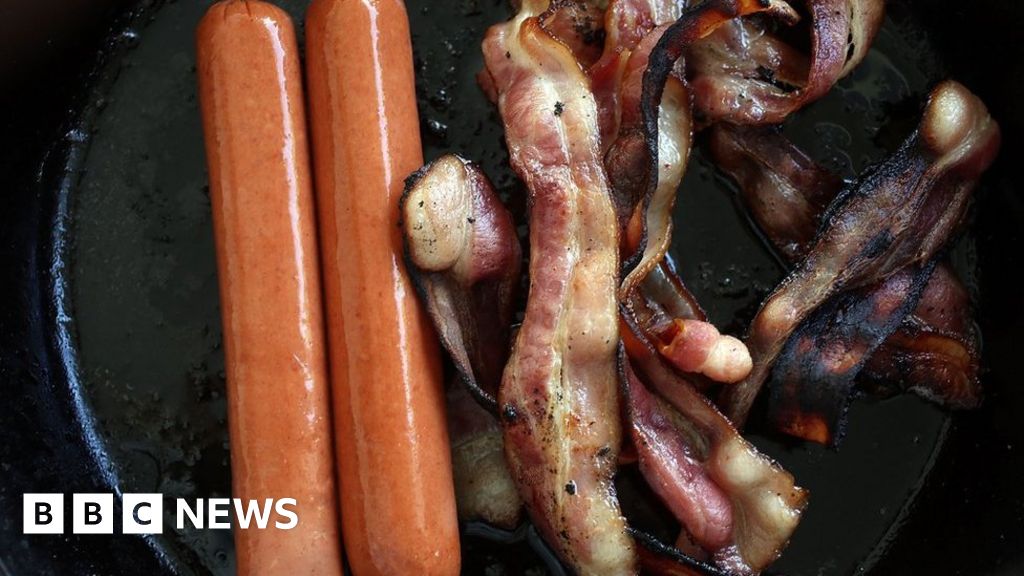 Norway: Hotel chain bans bacon and sausages - BBC News