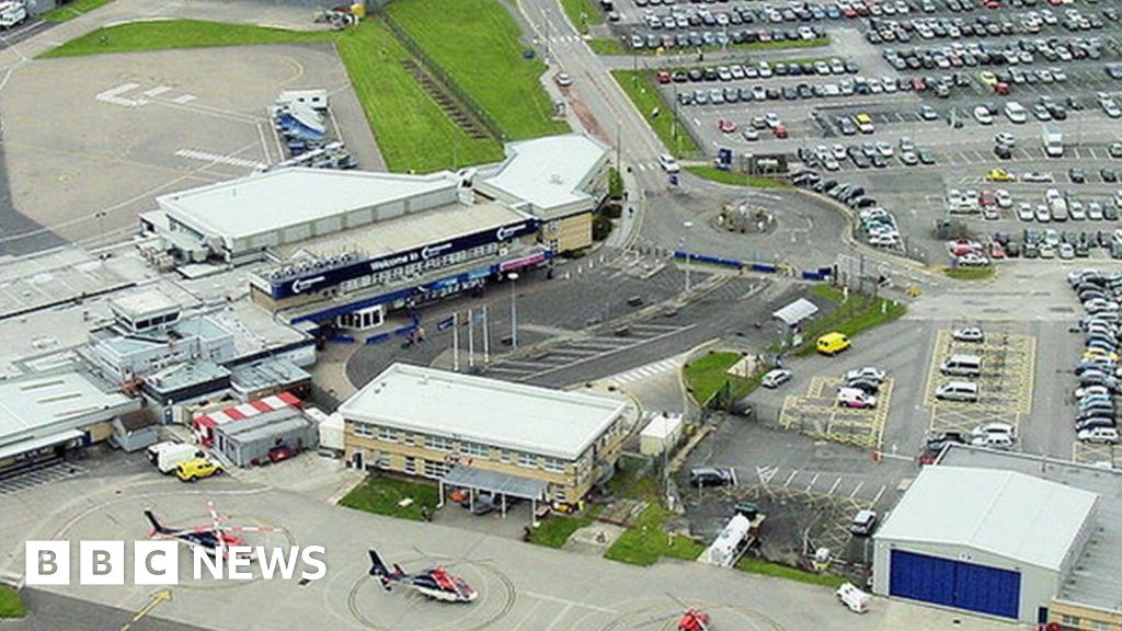 Humberside Airport workers' strike suspended after pay offer - BBC News
