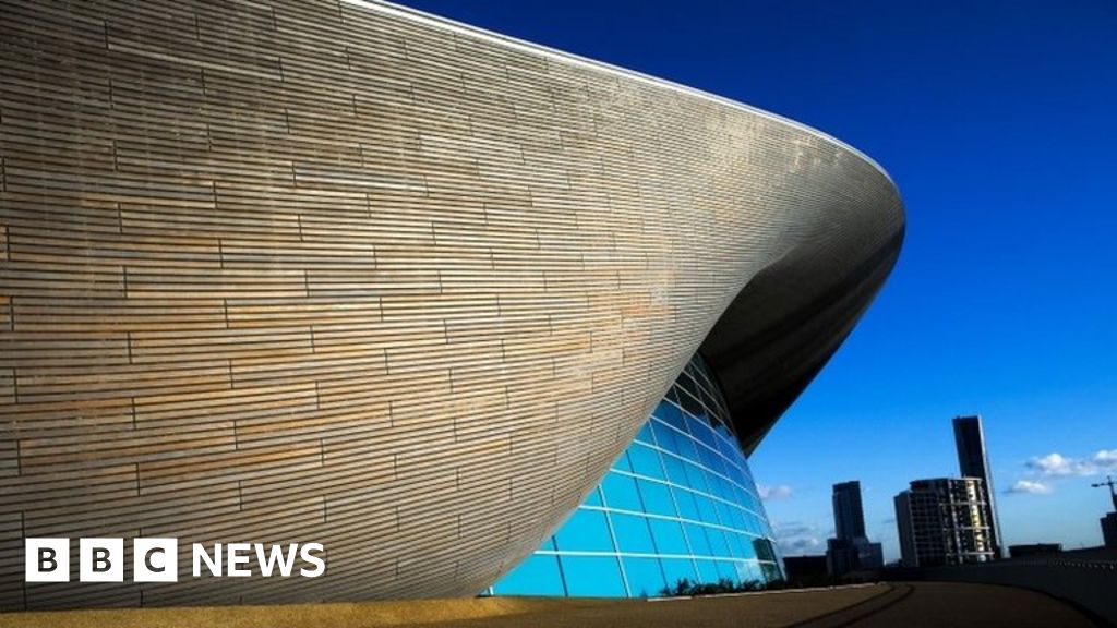 Architect Dame Zaha Hadid dies of heart attack - BBC News