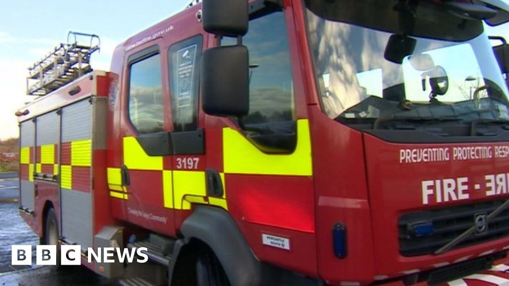 Attacks on Cleveland fire crews an 'embarrassment' - BBC News