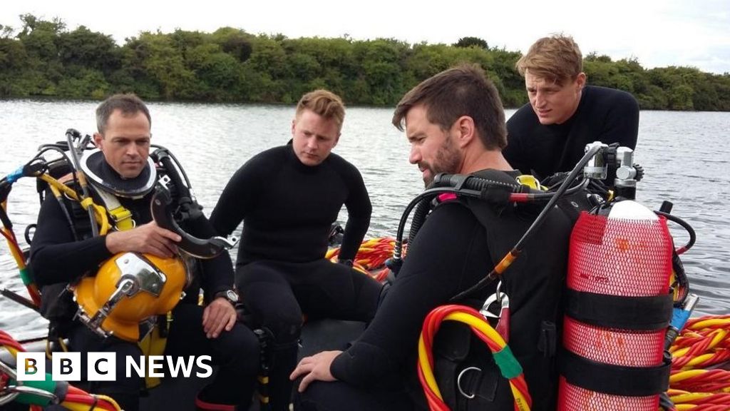 Royal Navy divers complete underwater marathon challenge - BBC News