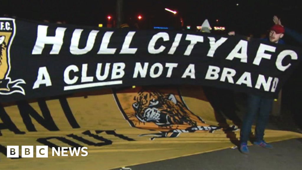 Hull City fans' protest interrupts Championship match - BBC News