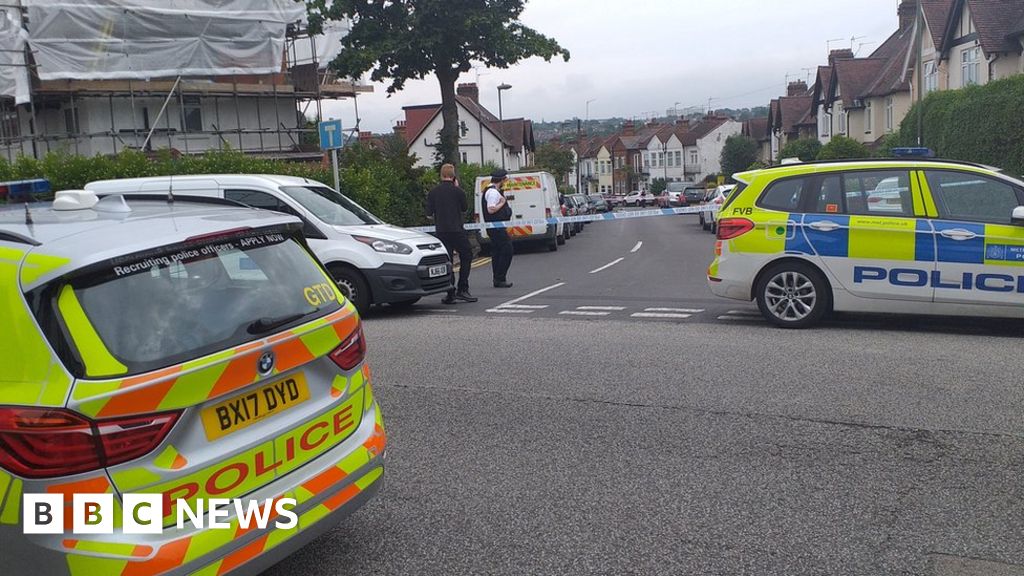 Barnet stabbing: Man dies after triple knife attack - BBC News