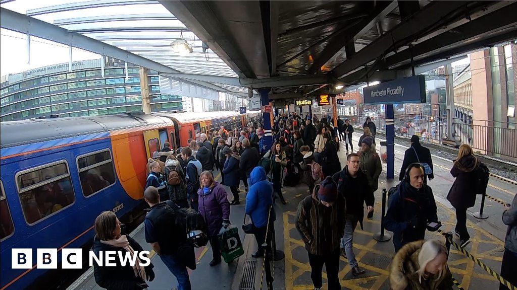 Manchester Piccadilly: Tackling overcrowding on platforms - BBC News