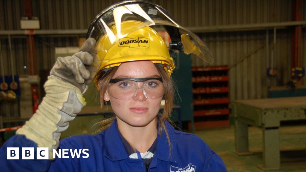 Apprenticeship 'U-turn' will help poorest teenagers - BBC News