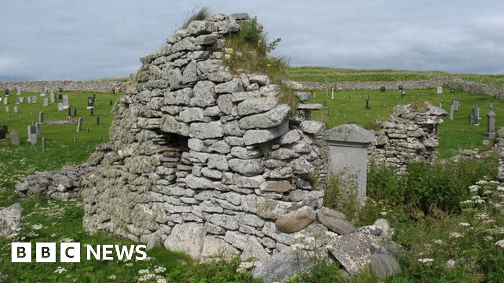 Battle to save Hebridean cemetery from coastal erosion - BBC News