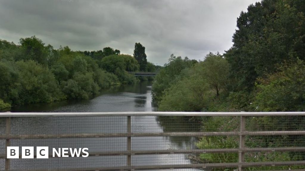 River Derwent: Man trapped underwater at weir dies - BBC News