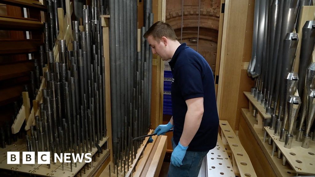 Norwich Cathedral: Final part of organ rebuild takes place - BBC News