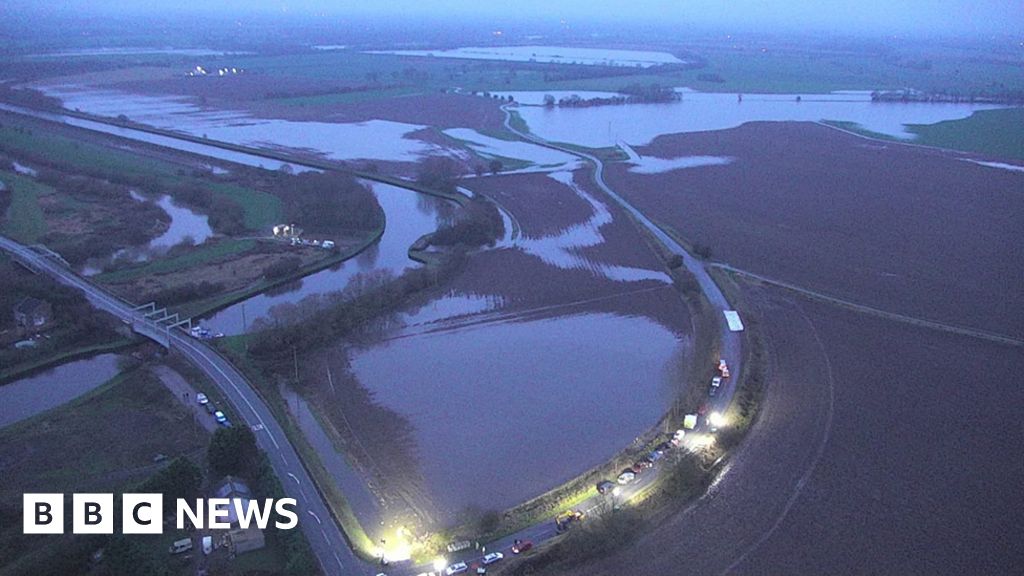 East and West Cowick flooding: Canal breach plugged and repaired - BBC News