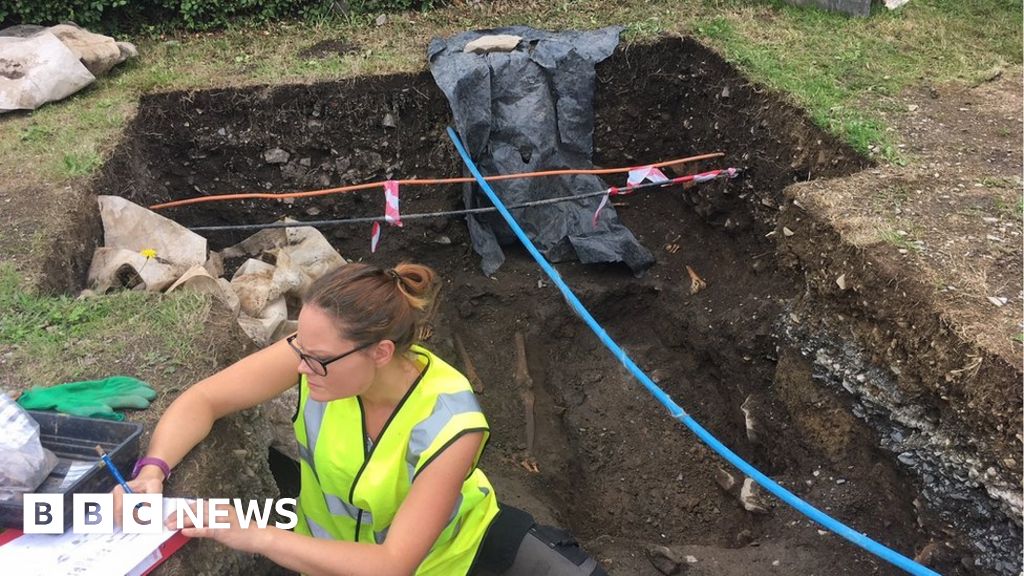 St Patrick's dig finds 'medieval burial site' - BBC News