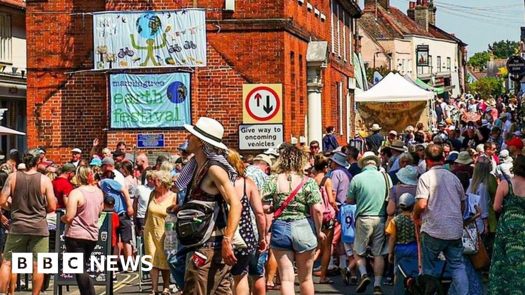 Thousands attend Manningtree festival about climate crisis - BBC News