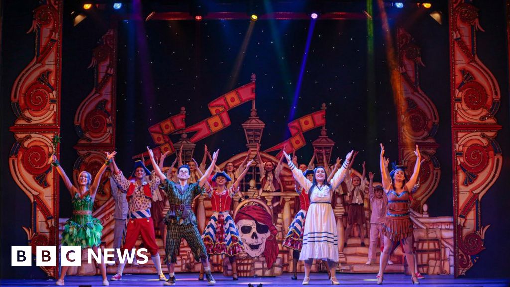 'Virtual direction' allows Covid-threatened panto to go ahead - BBC News