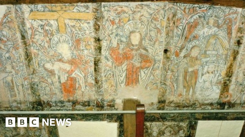15th Century paintings in Piccotts End 'on show for last time' - BBC News