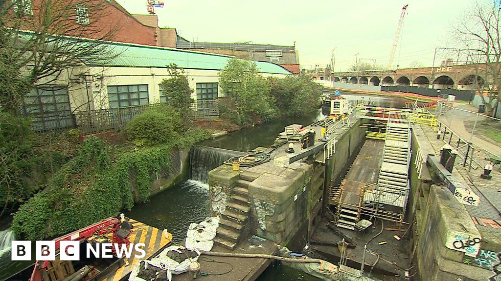 Camden Lock works provide rare view into canal - BBC News