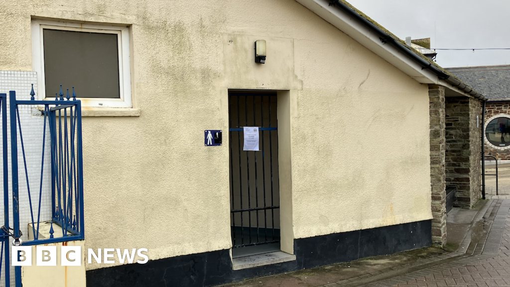 Looe's loos set to charge 20p entry fee - BBC News