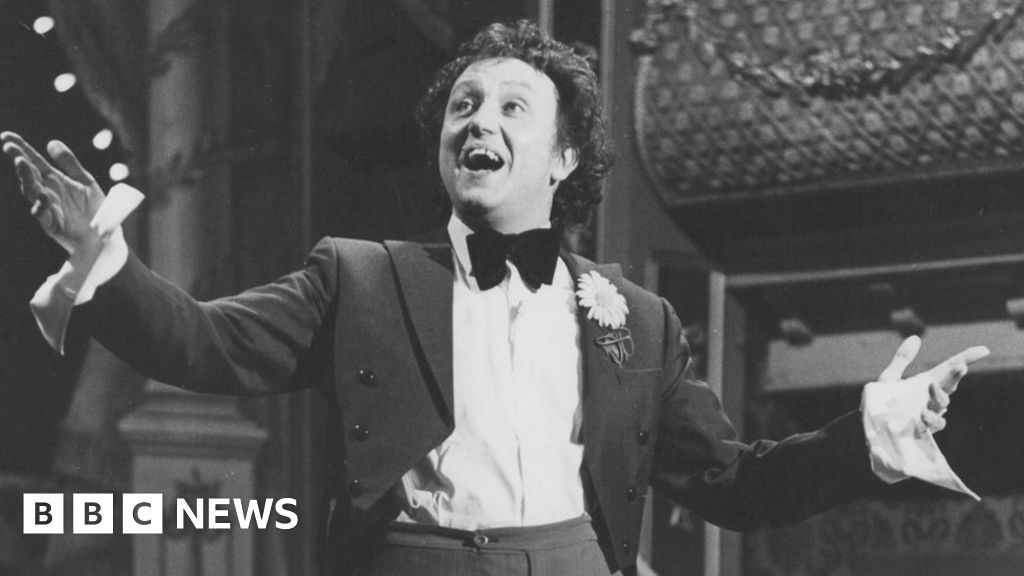 Leeds: City Varieties auditorium renamed to honour comedian Sir Ken Dodd - BBC News