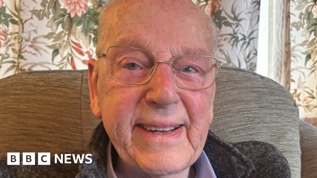 Sutton Coldfield WW2 veteran walks hundreds of miles - BBC News