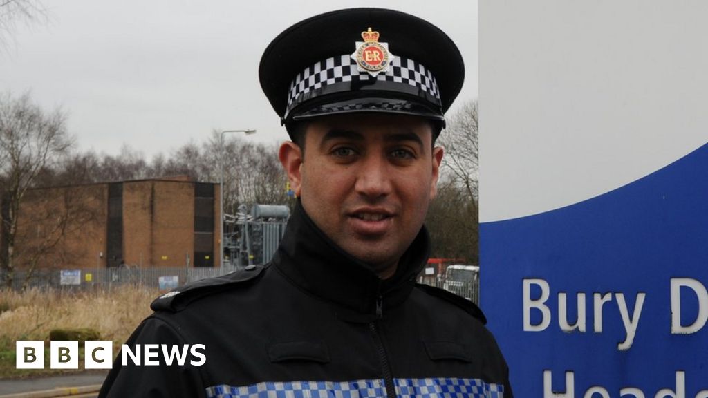 Bury PC who dived in River Irwell to save man 'can't swim' - BBC News