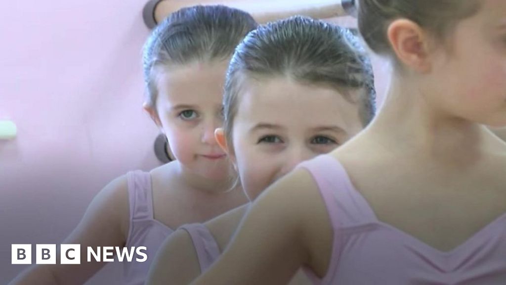The Thanet ballet class with four sets of twins - BBC News