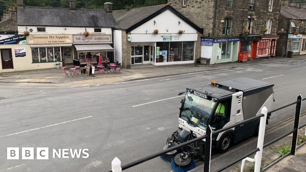 Whaley Bridge dam: Optimism as town gets back to normal - BBC News