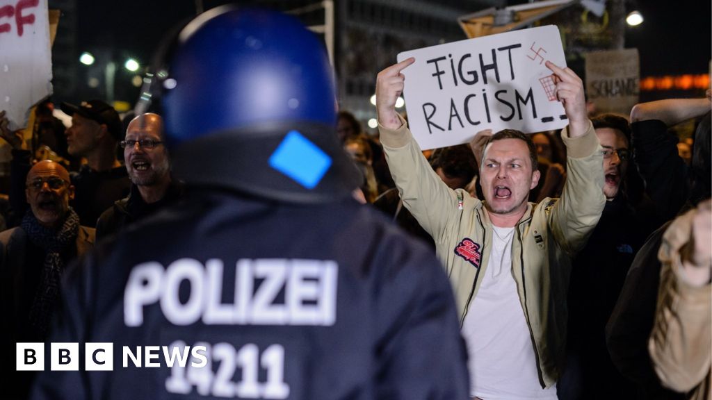 German election: Merkel wins fourth term, AfD nationalists rise - BBC News