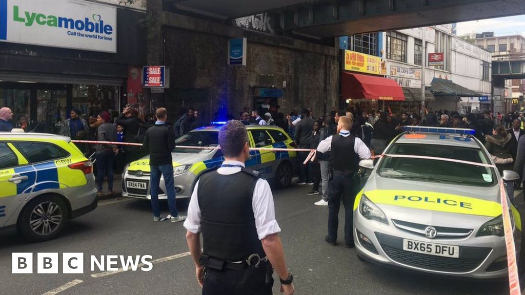 Man charged with Peckham Rye stab death murder - BBC News