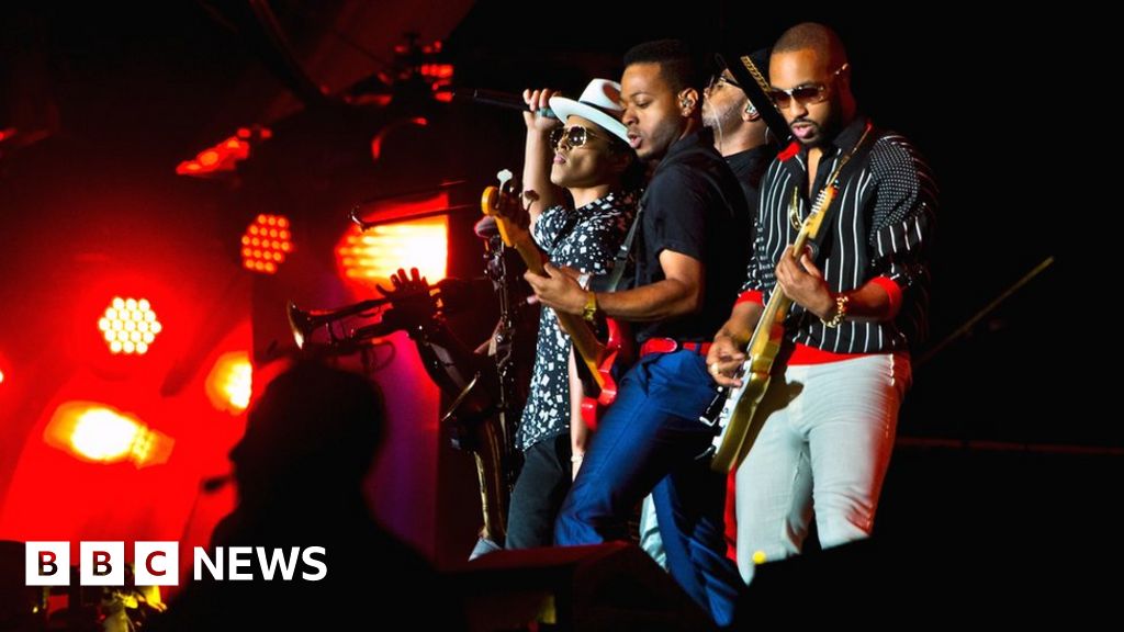 Music streaming reaches a record high in 2015 - BBC News