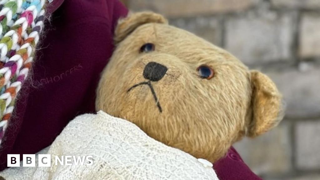 Felixstowe teddy bear flood survivor taken to memorial - BBC News