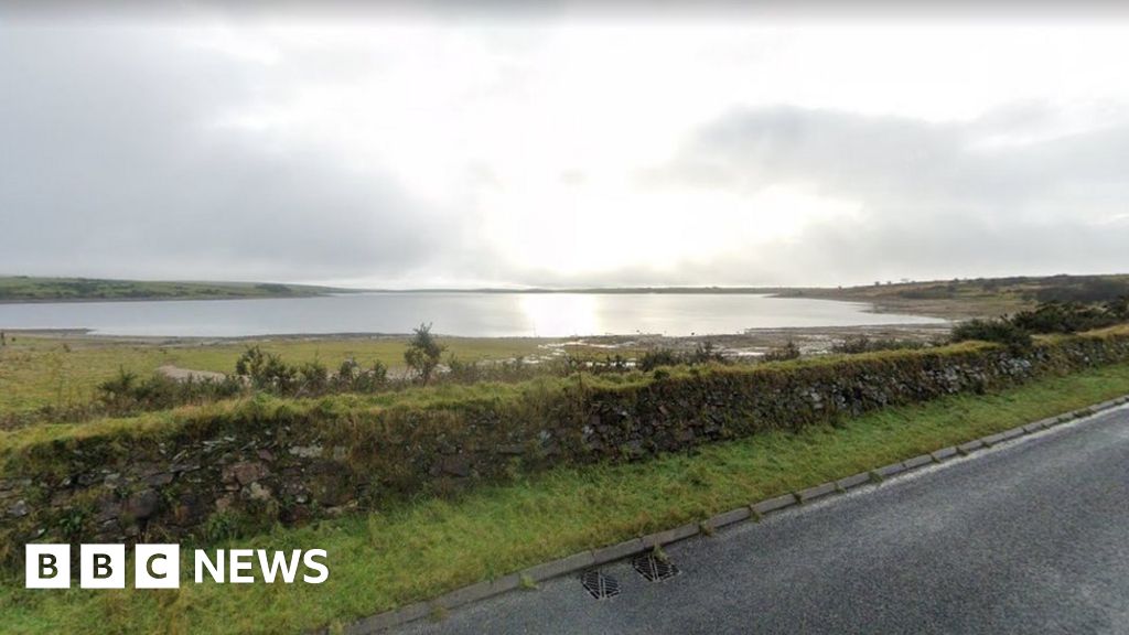 Bodmin Moor gorse fire 'suspected arson attack' - BBC News