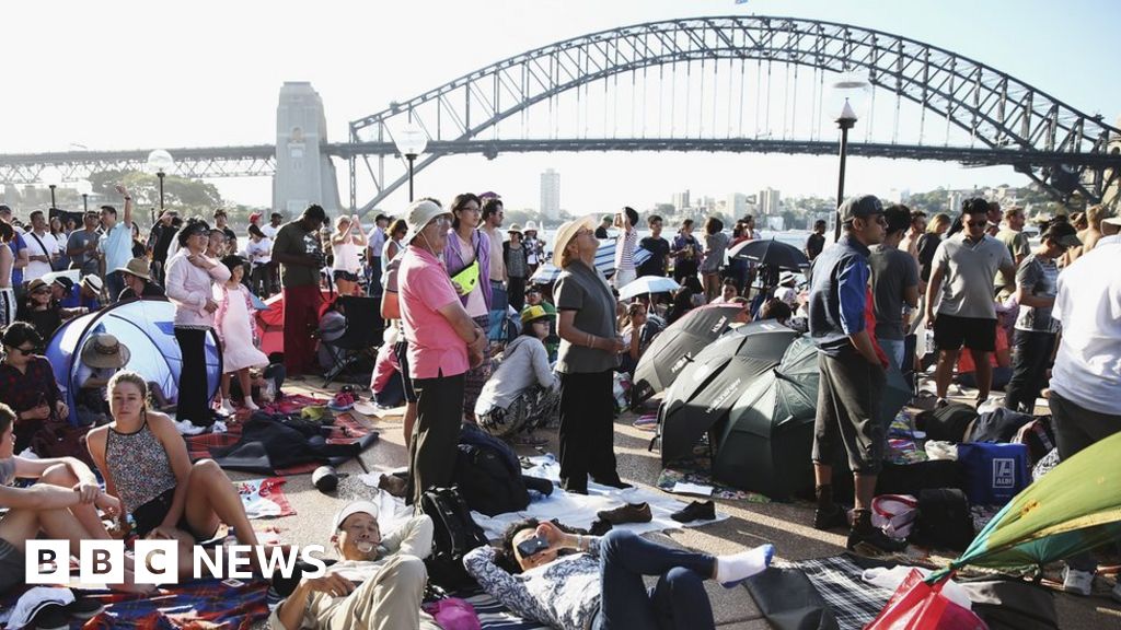 Australia considers forcing new migrants to live in rural areas - BBC News