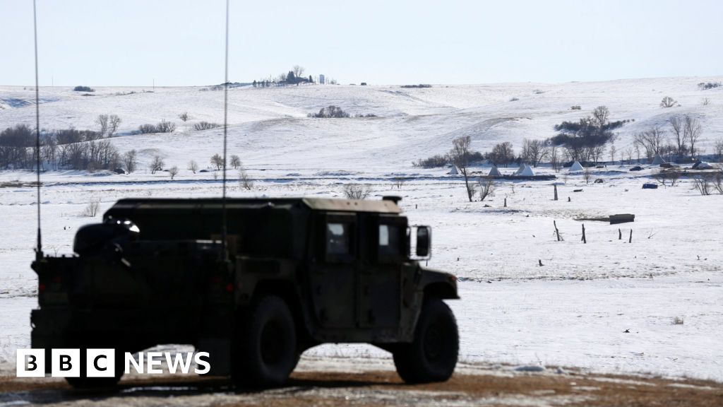 Dakota pipeline: Police arrest 76 as protests continue - BBC News