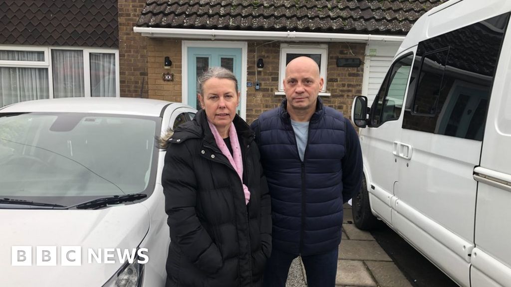 Dunstable school withdraws plan to fence-off couple's home - BBC News