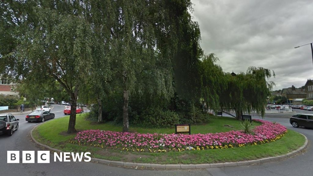 Teens stabbed in Sheffield Hunters Bar brawl - BBC News